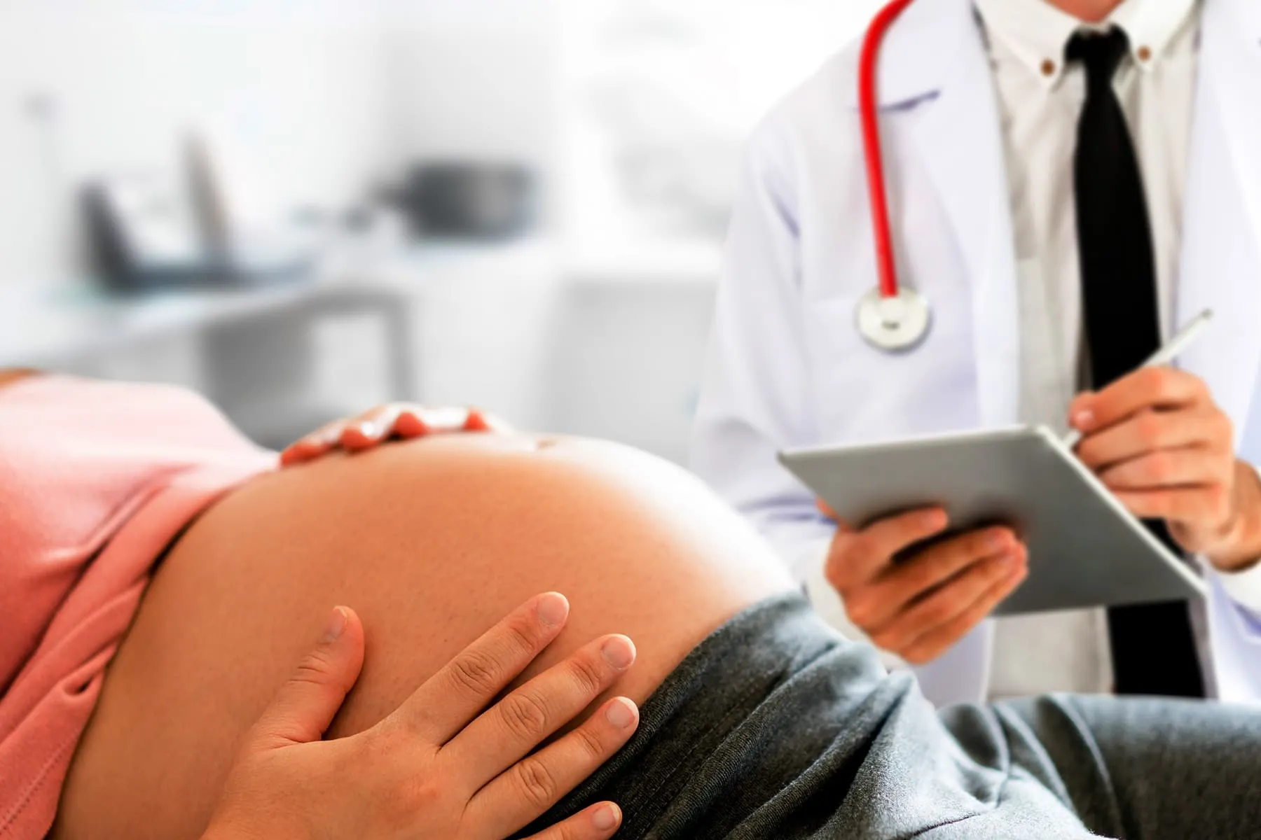 Obstetrician, Doula, or Midwife? How to Choose Your Birthing Option